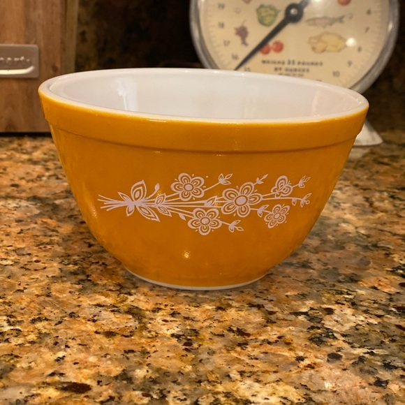 Pyrex | Kitchen | Pyrex 4 Mixing Bowl In Butterfly Gold | Poshmark